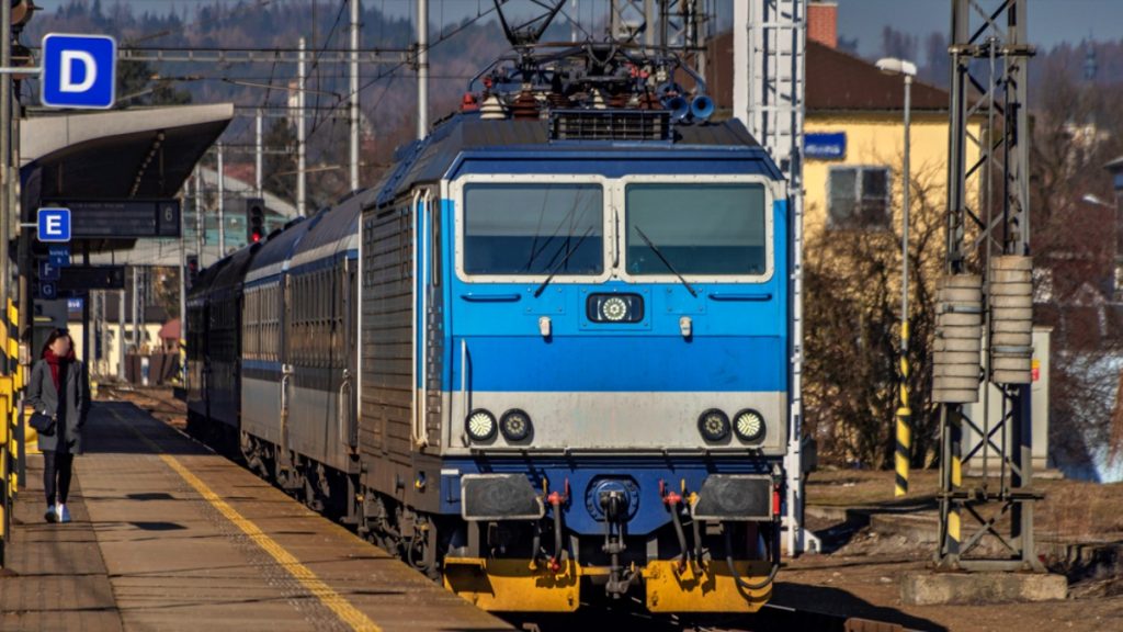 Dítě bylo uvězněné v podvozku jedoucího vlaku dlouhých 100 kilometrů