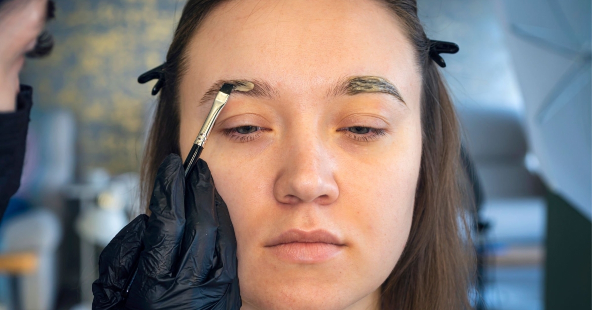 23letá dívka odešla z úpravy obočí s katastrofálními následky