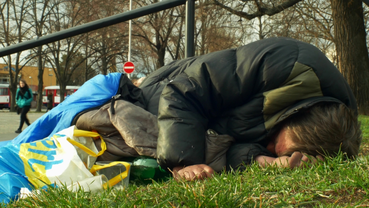 Bezdomovec jí dal všechny vyžebrané peníze. Teď spolu čekají dítě