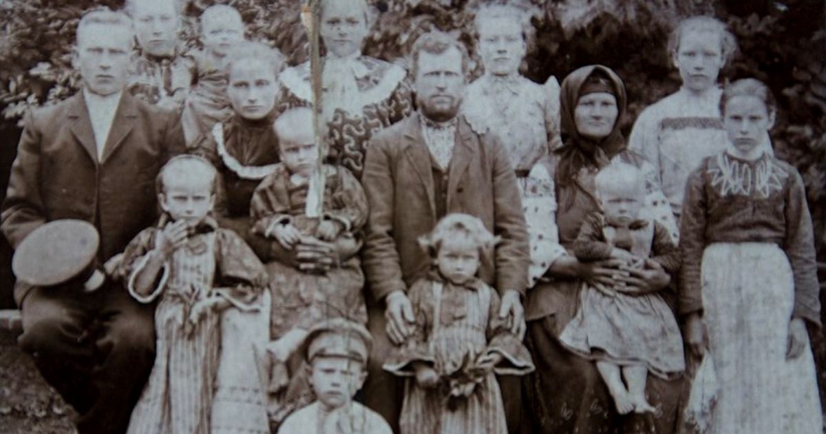 Historická fotografie rodiny o 15 členech skrývá kruté tajemství