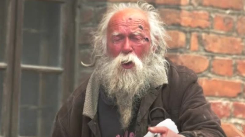 Video: Neskutečná proměna bezdomovce. Po 6 letech se ostříhal