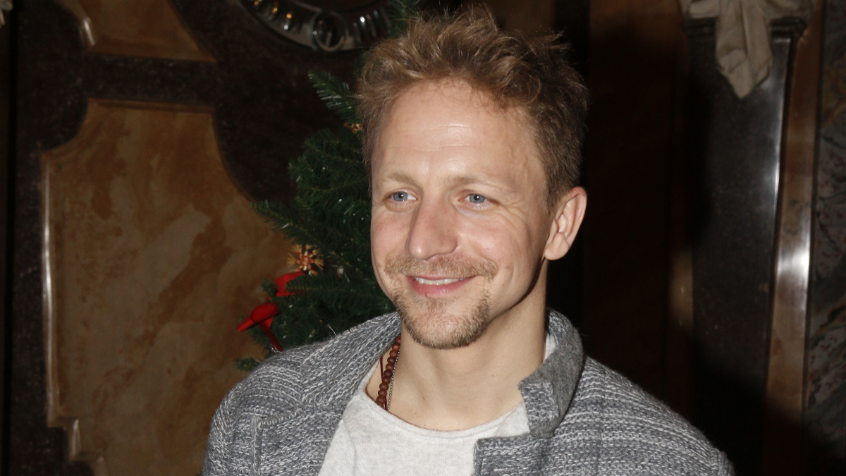 Klus se těší, až vypadne z domu. S Tamarou se hádají kvůli seriálu