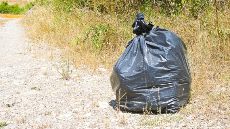 Žena si všimla černého pytle. Pohled dovnitř ji málem srazil na kolena