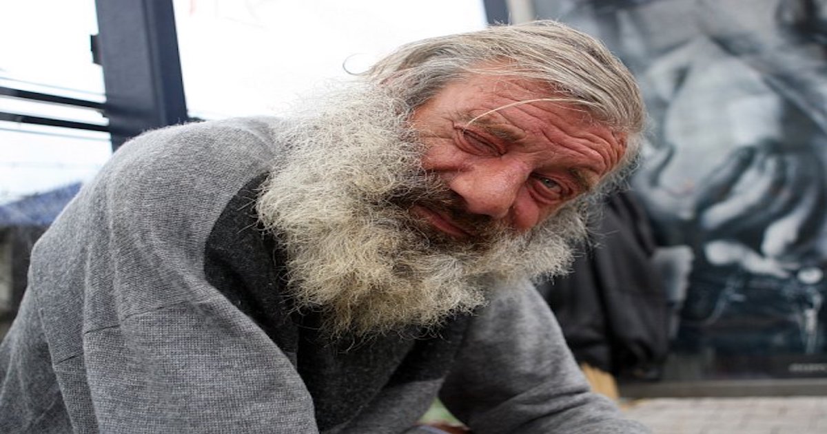 Bezdomovec našel peněžku plnou peněz. Co s nimi udělal vás překvapí