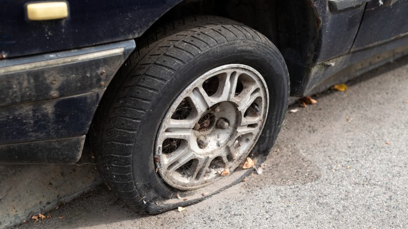 Píchla penumatiku a nevěděla si rady. Kdo jí pomohl vás ohromí