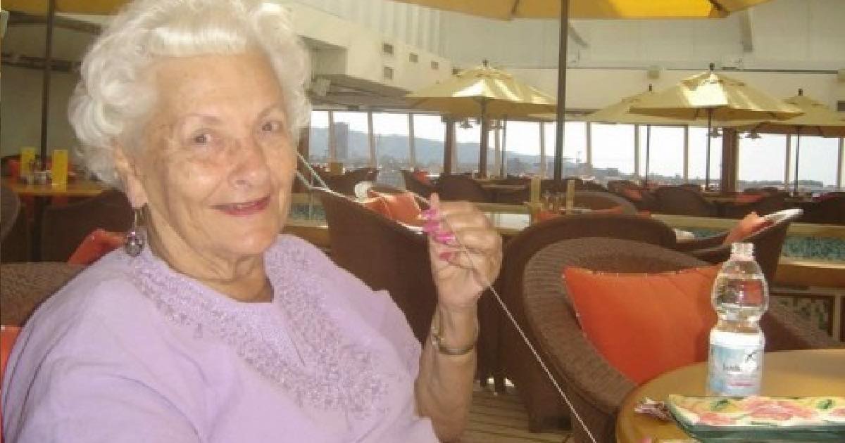 Babička začala v restauraci jíst vlastní jídlo. Reakce číšníka ohromí