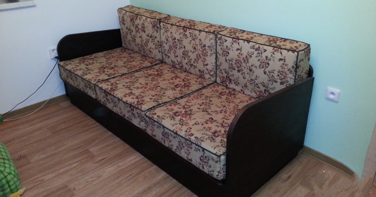 Za hubičku koupil starý gauč a našel v něm milion. „Ty peníze nechci,“ říká