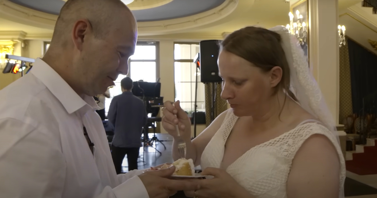 Majitel hotelu vyhodil hosty uprostřed oslav. Podle některých byl v právu