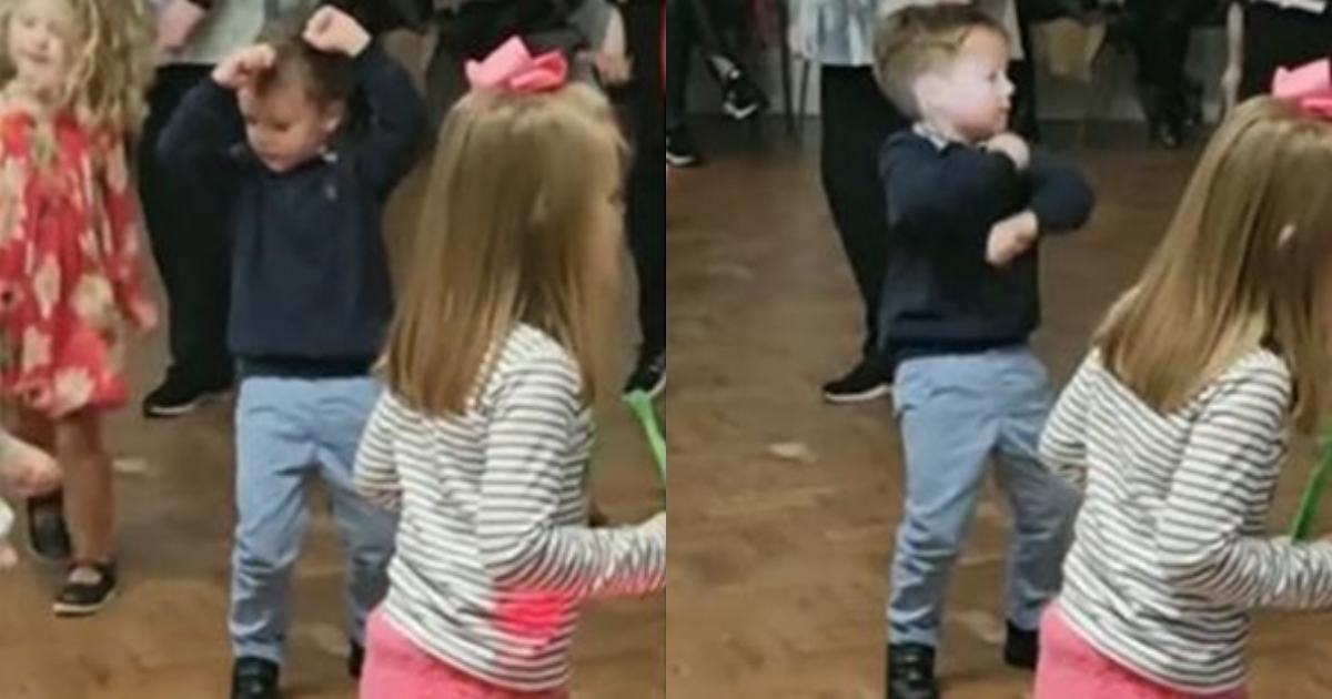 Malý chlapec to na tanečním parketu pořádně rozjel
