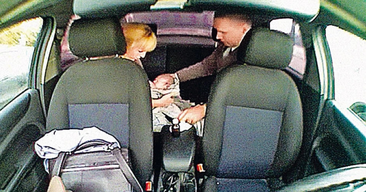 Rodina jela v autě, když matka začala rodit. Malý syn to natočil na kameru