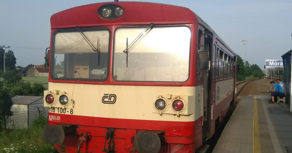 Číšník ve vlaku napadl influencera. Neměl k tomu přitom důvod